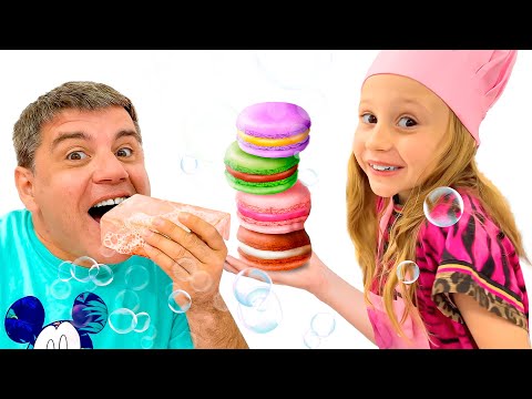 Nastya evde çocuklar için sabun yapmayı öğreniyor