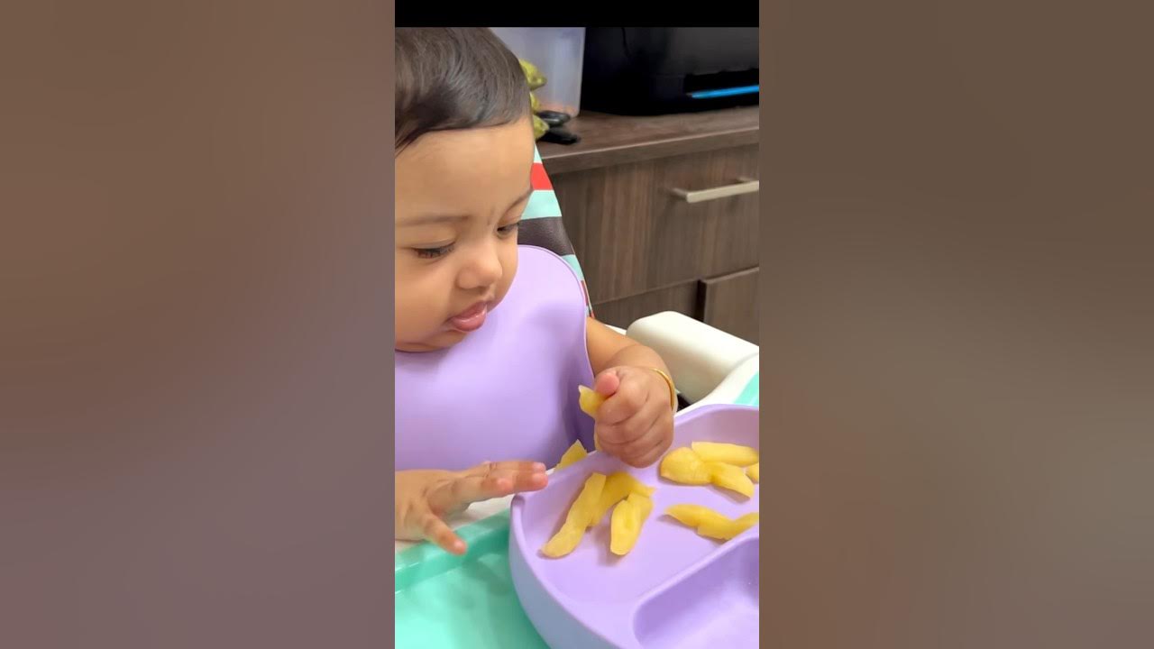 My Baby s 1st Solid Food Baby Led Weaning Vs Traditional Weaning my-baby-s-1st-solid-food-baby-led-weaning-vs-traditional-weaning