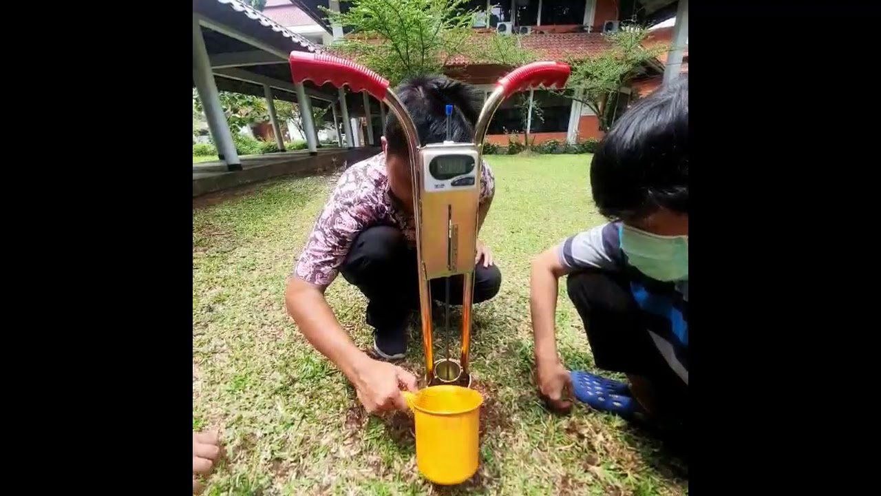 Infiltrasi menggunakan double ring infiltrometer - YouTube
