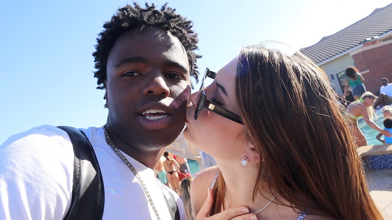 Bagging Baddies at a College Pool Party! - YouTube