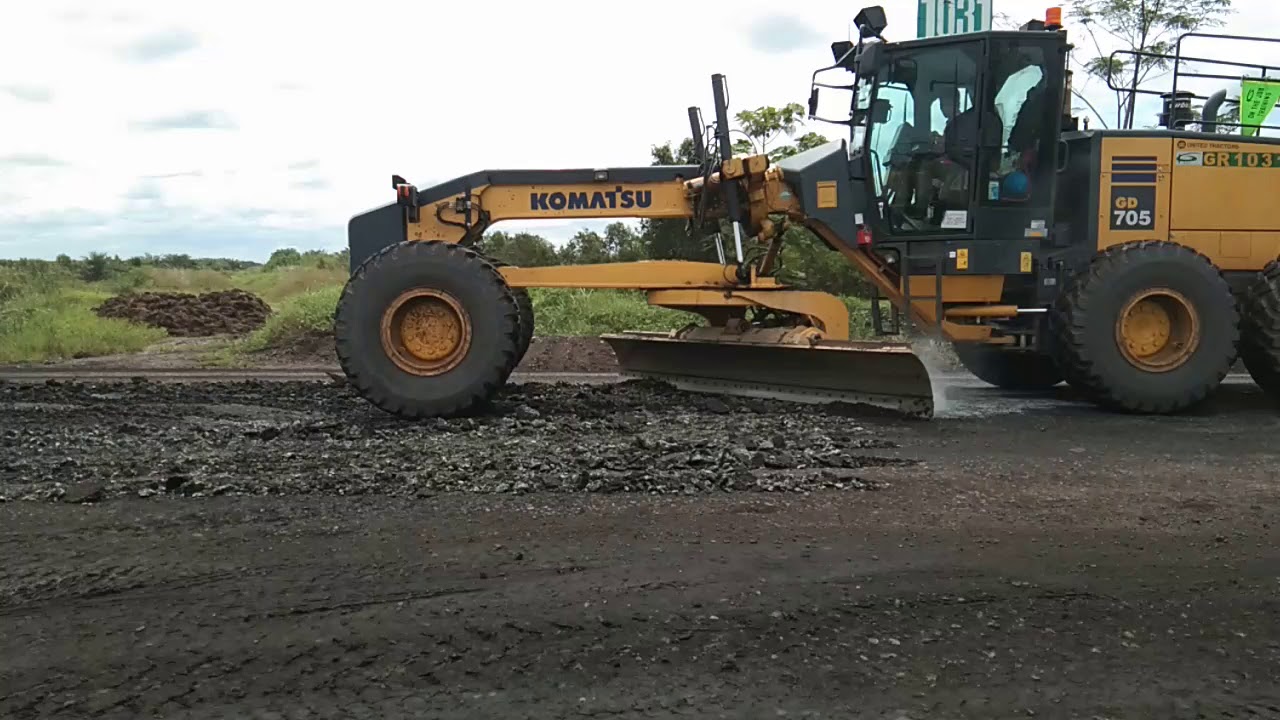 ROAD MAINTENANCE (Grading After Ripping) - YouTube