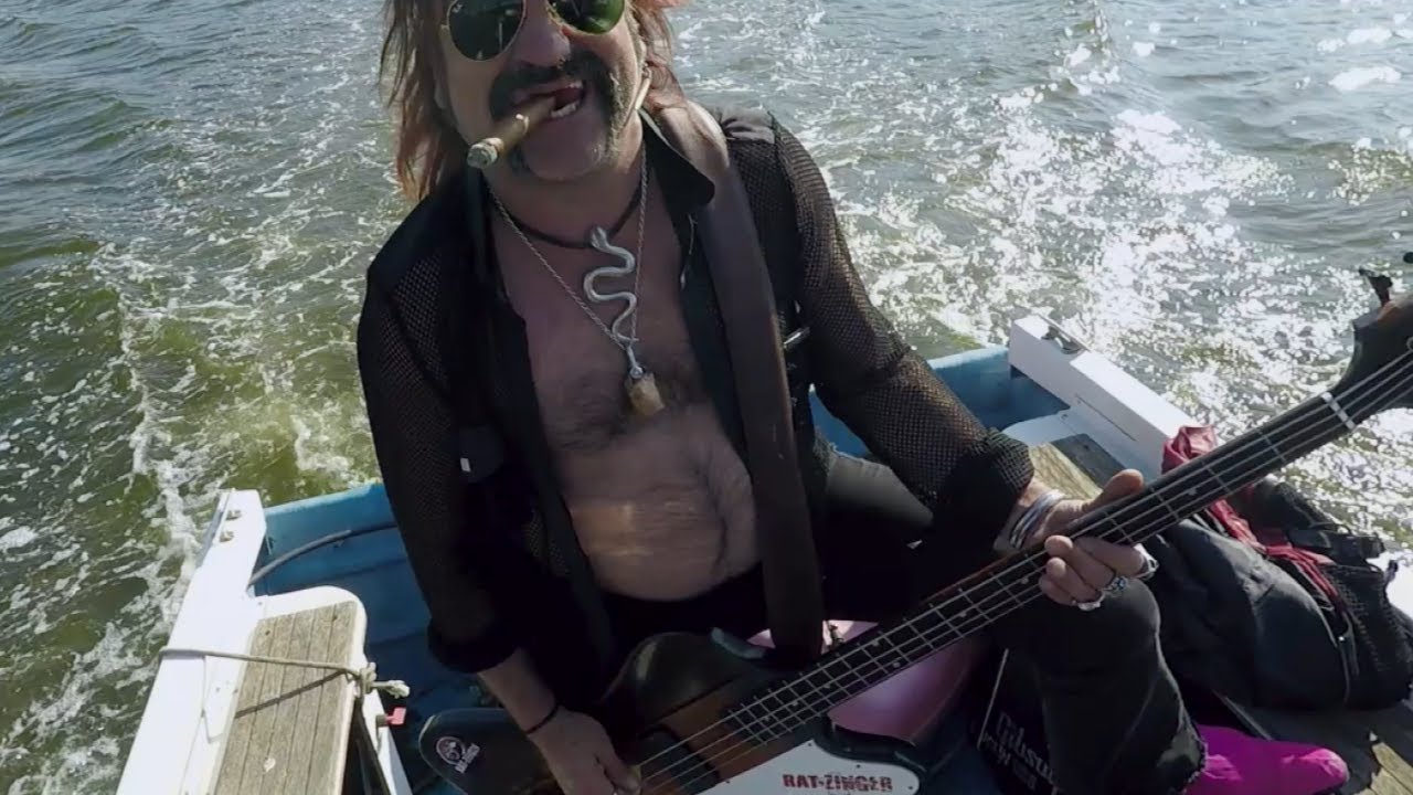 RAT-ZINGER - "En la cámara de gas" (Videoclip Oficial) - YouTube
