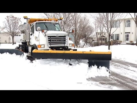 Northwest Cities: Snow Plowing in Plymouth - YouTube