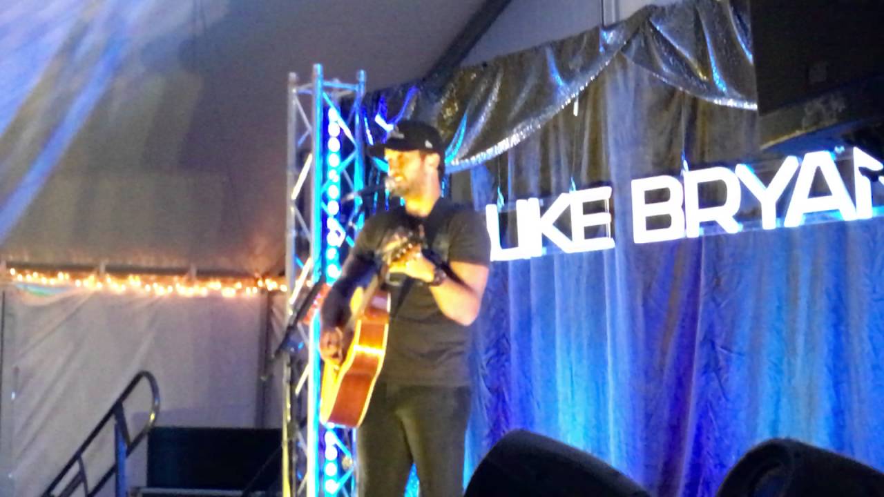 Luke Bryan talking in VIP at Raleigh 9-3-2016 - YouTube