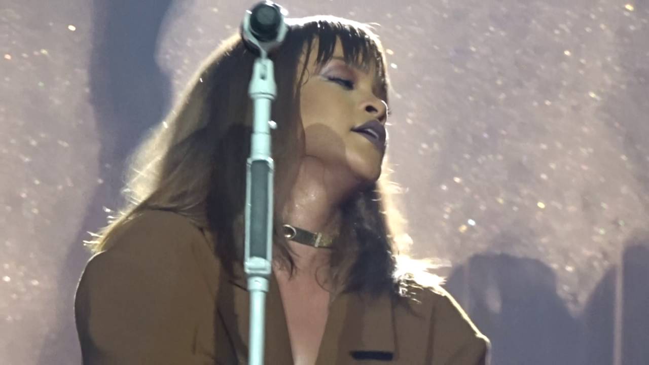 Rihanna - Diamonds (Live in Vienna) - YouTube