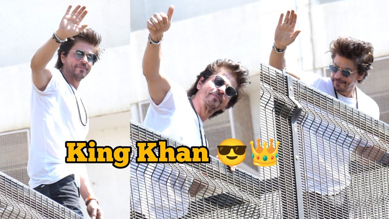 Shahrukh Khan waving 👋 hands to his fans at Mannat On the Occasion of ...