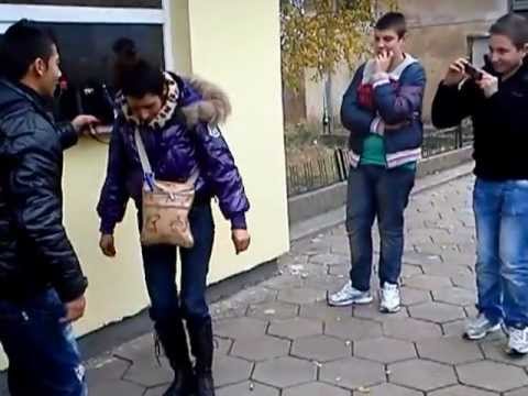 Смях ! Луда жена на гарата играе цигански кючек