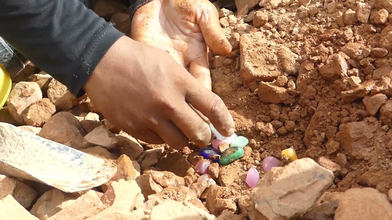 Gold Hunting! Finding and Digging up for Treasure worth millions dollar ...