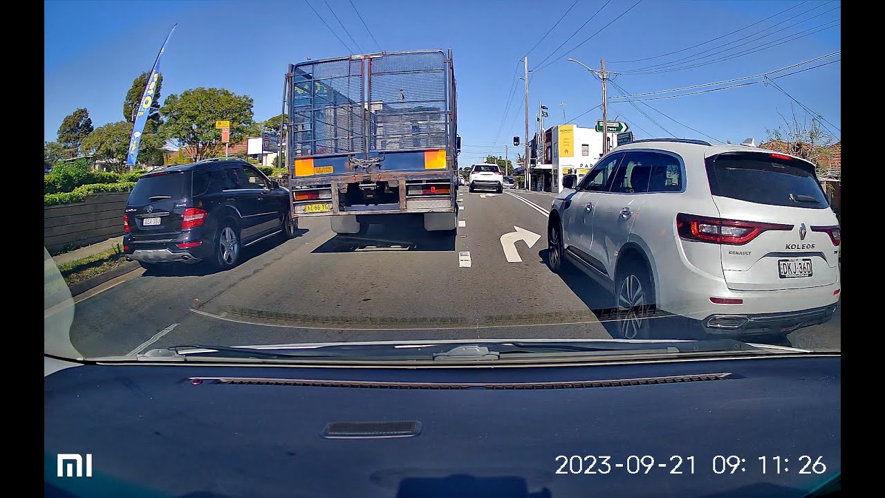 2023-09-21 | NSW | DKJ36D | overtake another car crossing double ...
