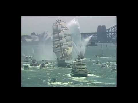 Legendarne przejście Daru Młodzieży pod pełnymi żaglami pod mostem w Sydney w 1988