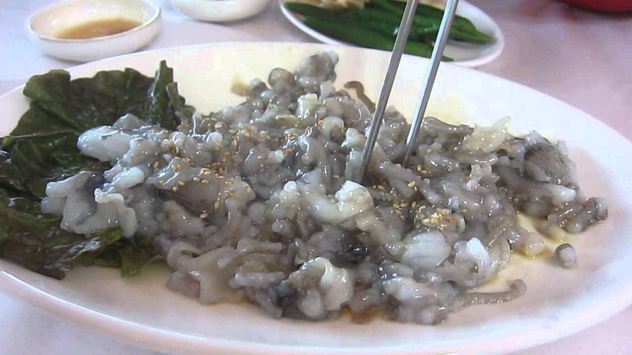 Eating alive octopus - YouTube