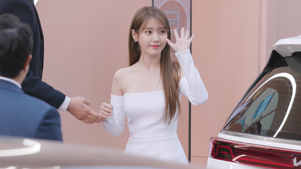 240201 아이유 IU 에스티로더 팝업스토어 출퇴근 | BOX - YouTube