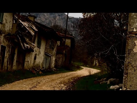 TÜRKIYEDE. BEDI KÖYÜ 1984 senesinde  cin musallatindan Bütün köy terkedilmis.camda görünen varlik 