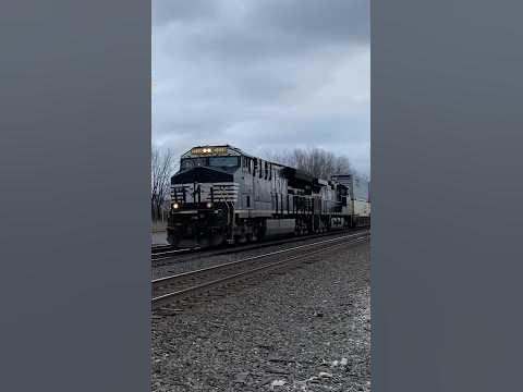 NS 3626 leads a intermodal through Pine Junction - YouTube