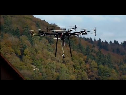Ligne haute tension un drone prépare l'installation d'un câble de garde ...