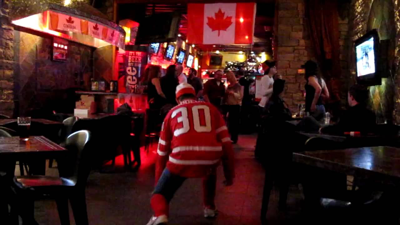 Drunk Canadian in Brodeur Hockey Jersey Dancing in the most unusual way ...