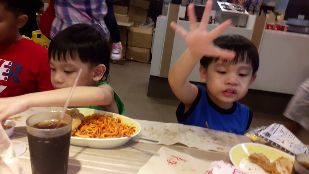 JOLIBEE EATING CHALLENGE - YouTube