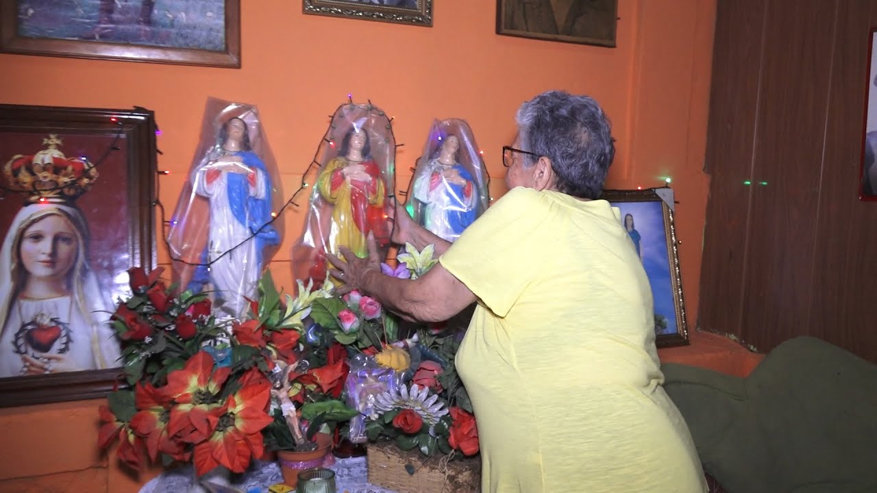 Familias tradicionalistas rezan el novenario a la Virgen María - YouTube