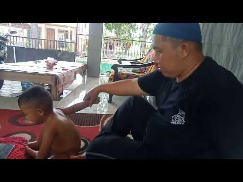 Bocil Ni  Biasanya Menjerit dan Menangis meronta-ronta bila Pijet, tapi pijet berikutnya Enjoy aja😁😁