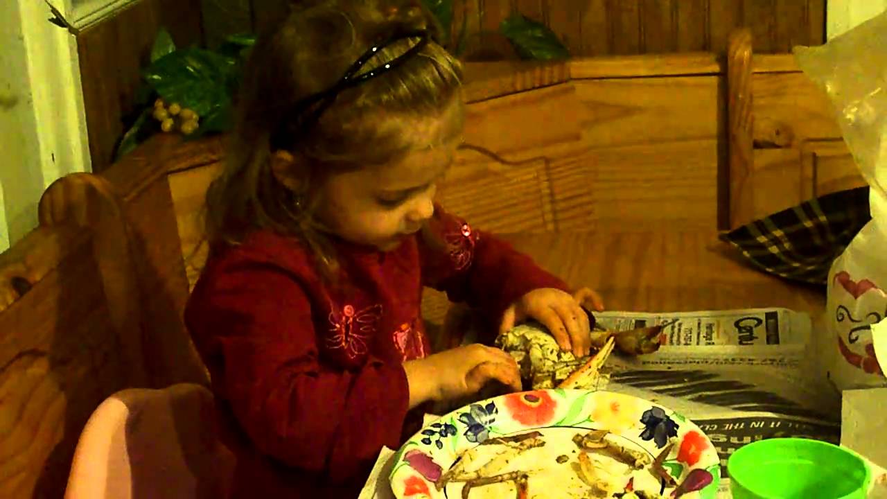 Alexa Grace picking crabs! 001 - YouTube