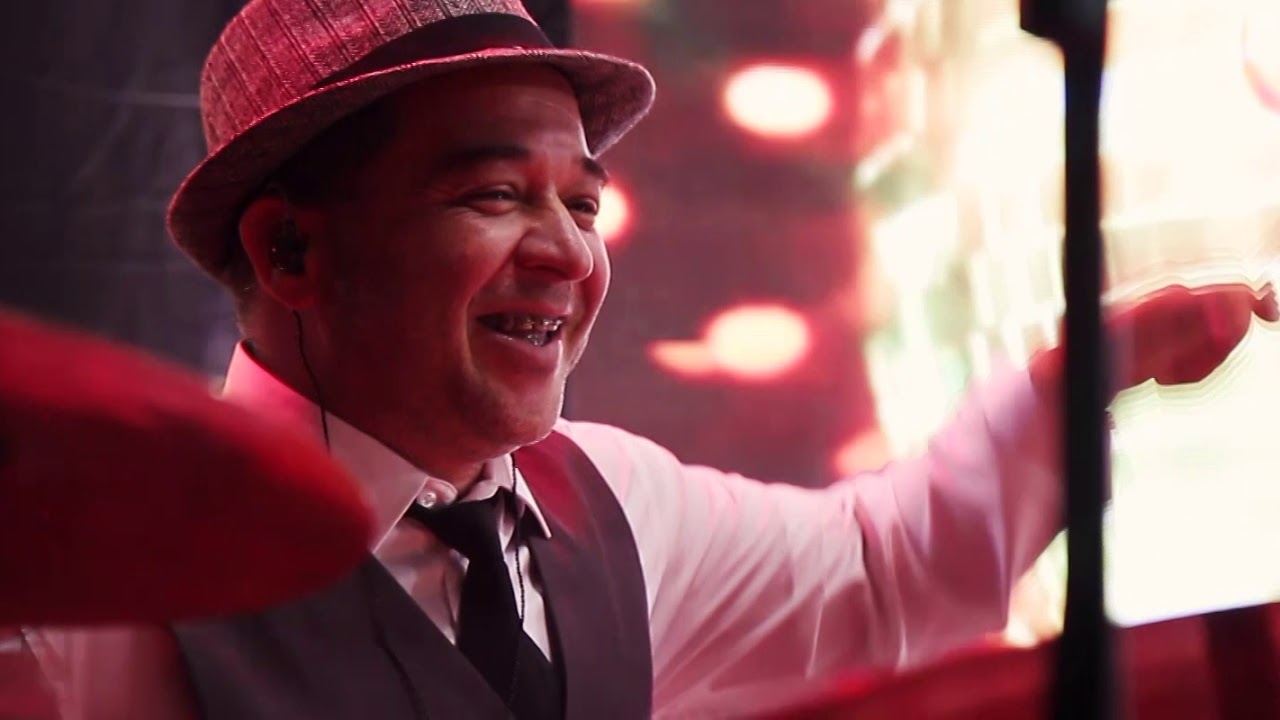 09 Johnny Groove interpreta Medley 70s, mais Mark Ronson - Uptown Funk ...