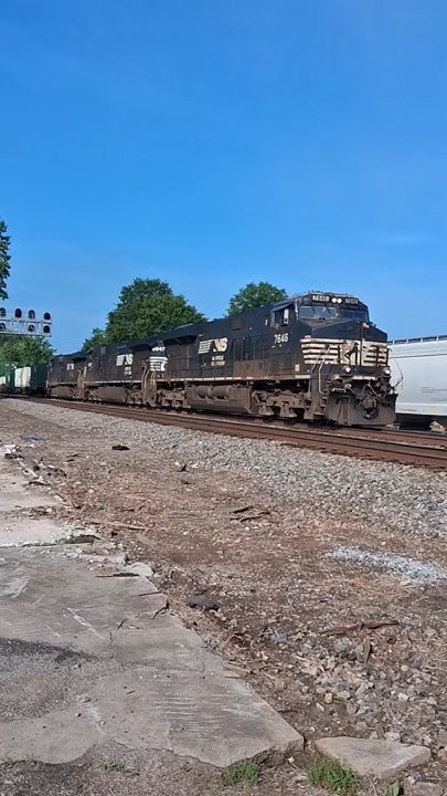 Massive TRIO & HUGE LOUD Blast! "strollin in/out of downtown" Norfolk Southern #7646 -#282 ...