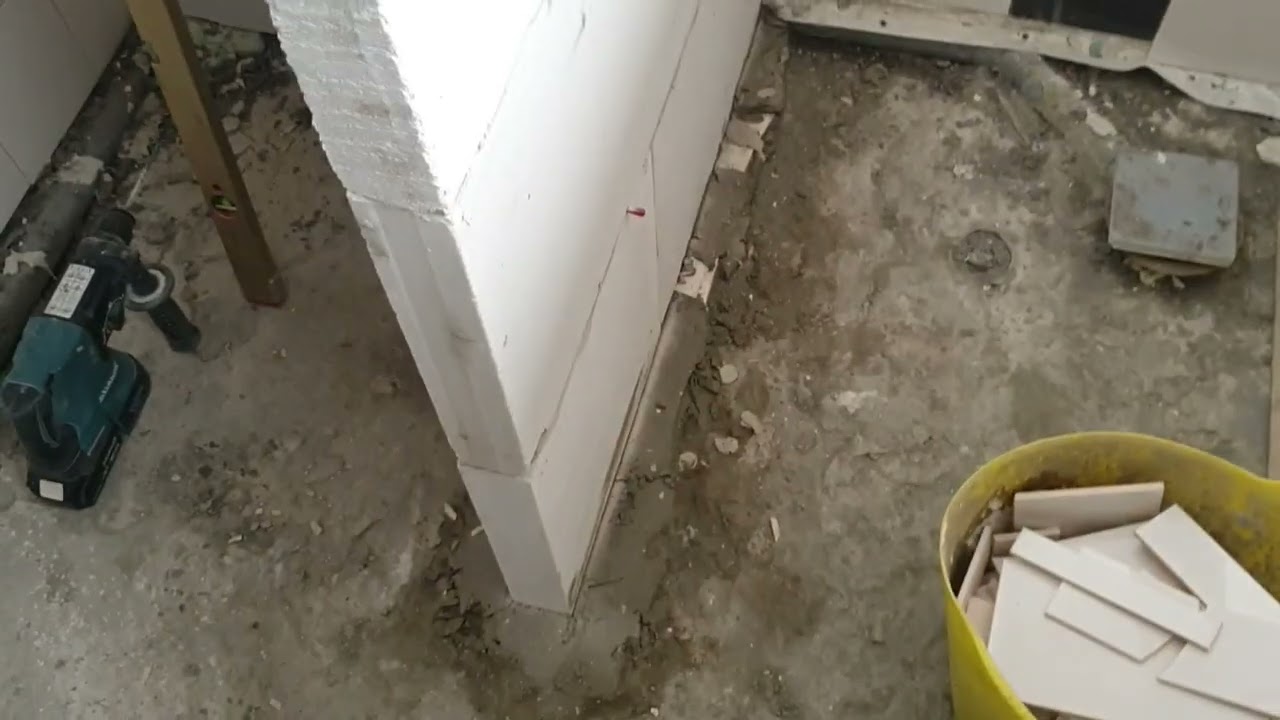 muurtje metselen in badkamer van ytong blokken - YouTube