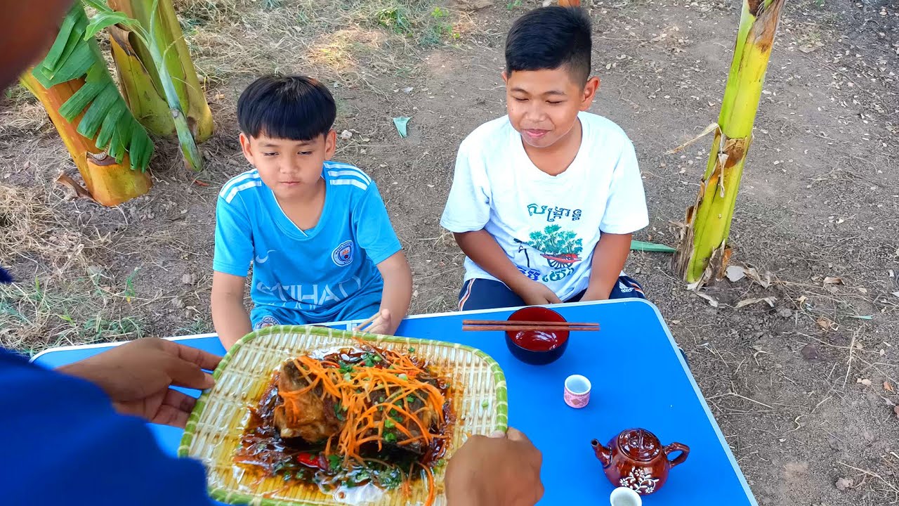 Traditional Fish Cooking | Catfish Cutting and Cooking in Village ...