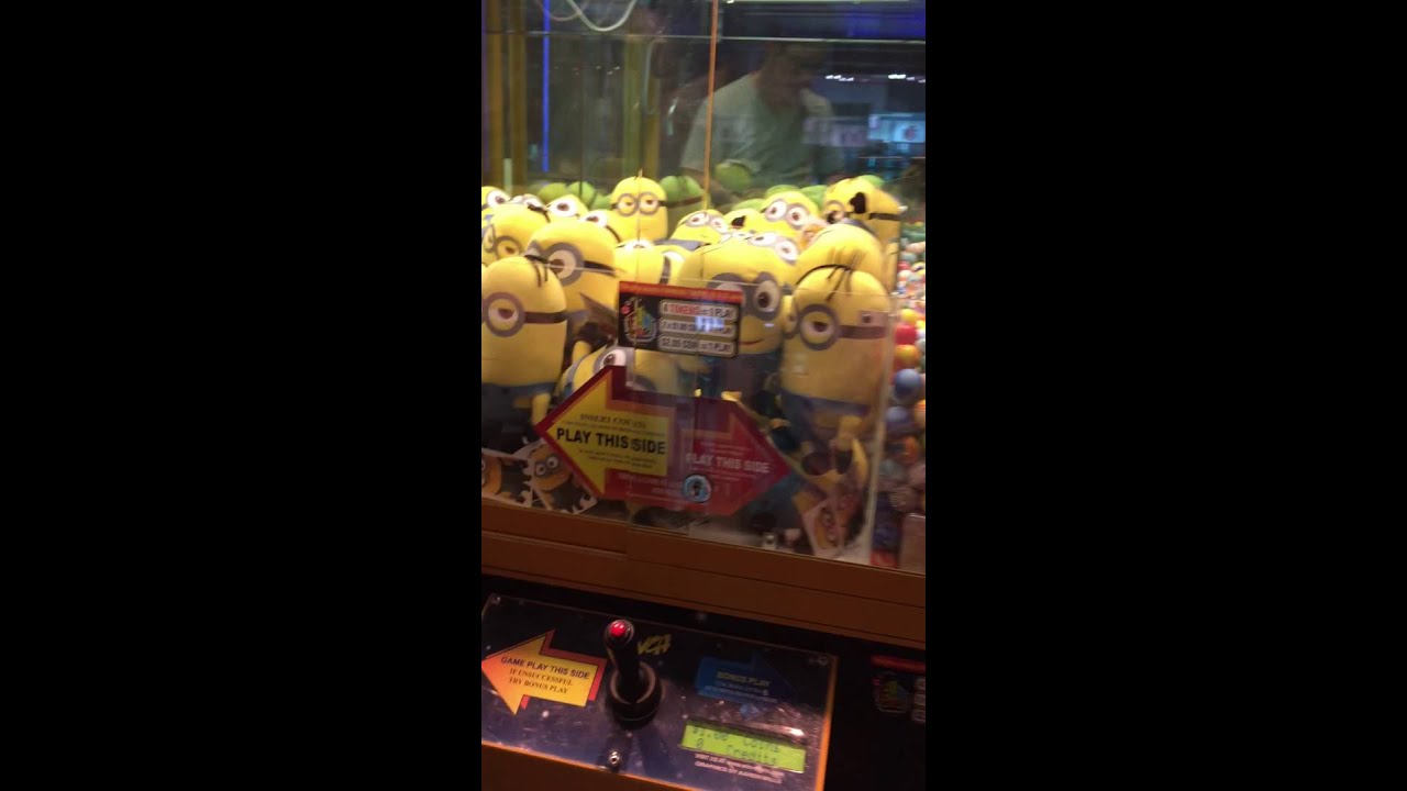 Funhouse claw machine (minions) - YouTube