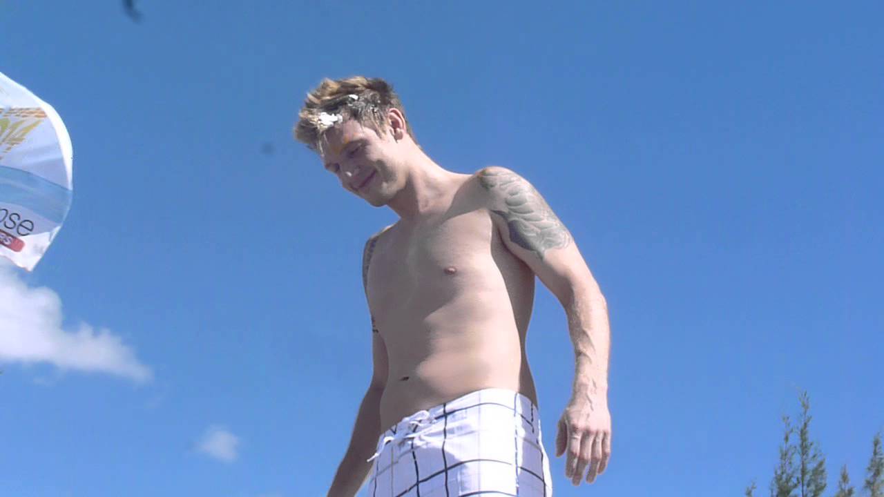 BSB Cruise 2014 - Beach Party - Egg roulette - Nick Carter - YouTube