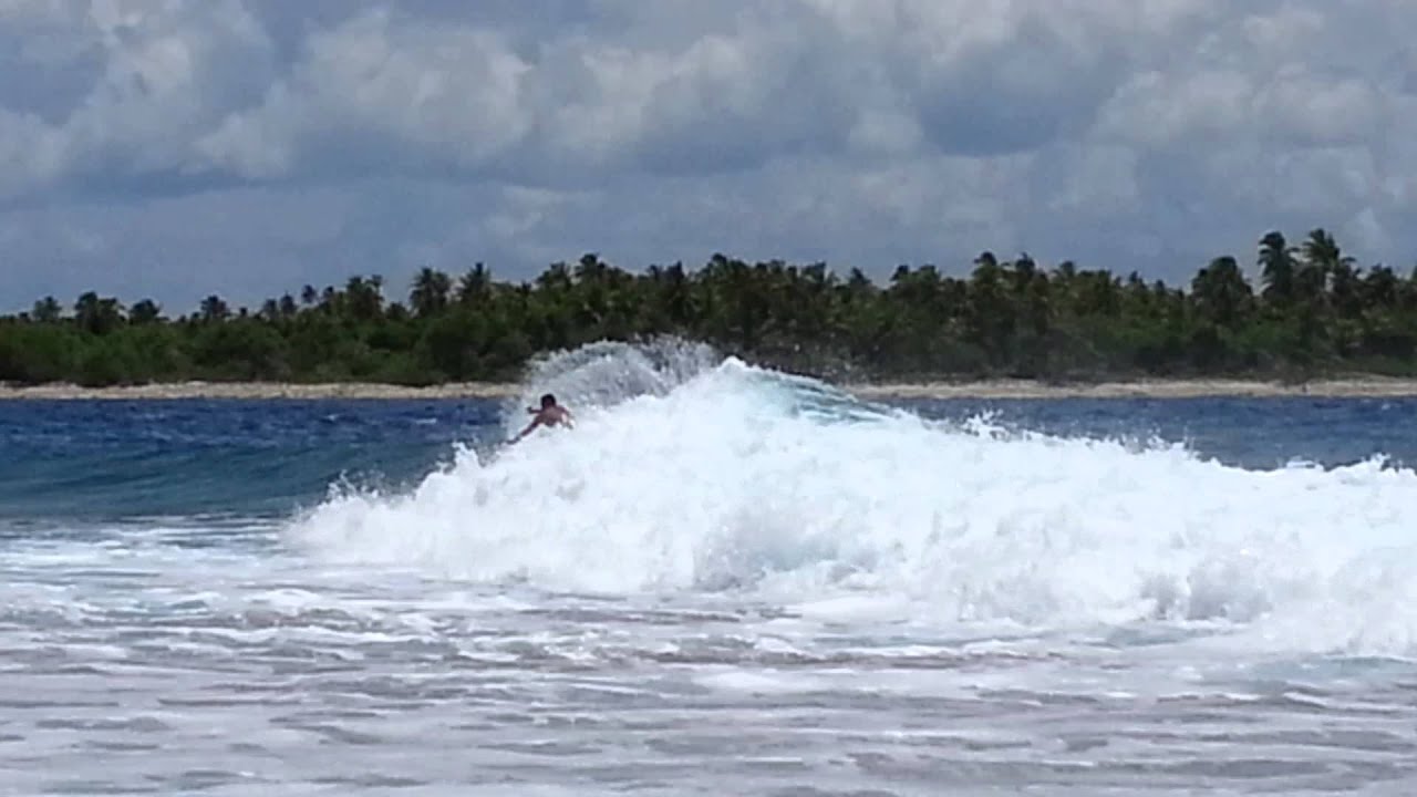 Spot de surf Avatoru, Rangiroa, Tuamotu, Polynésie Française - YouTube