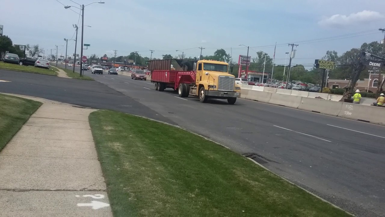 Freightliner FLD120 jake brake - YouTube