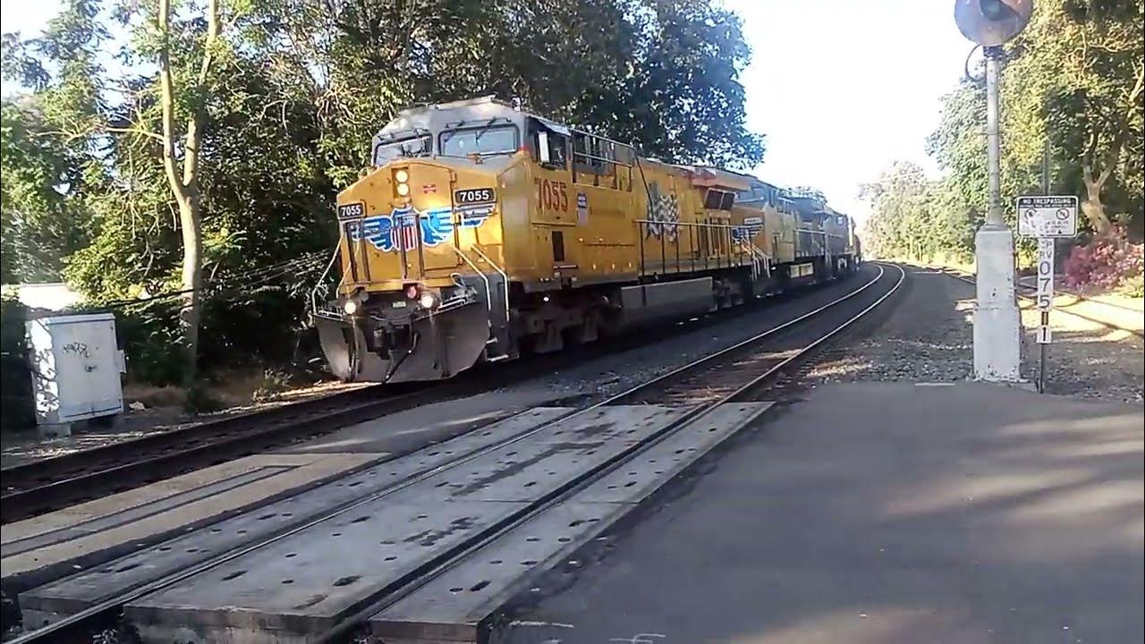 UP 7055 East @ Davis - YouTube