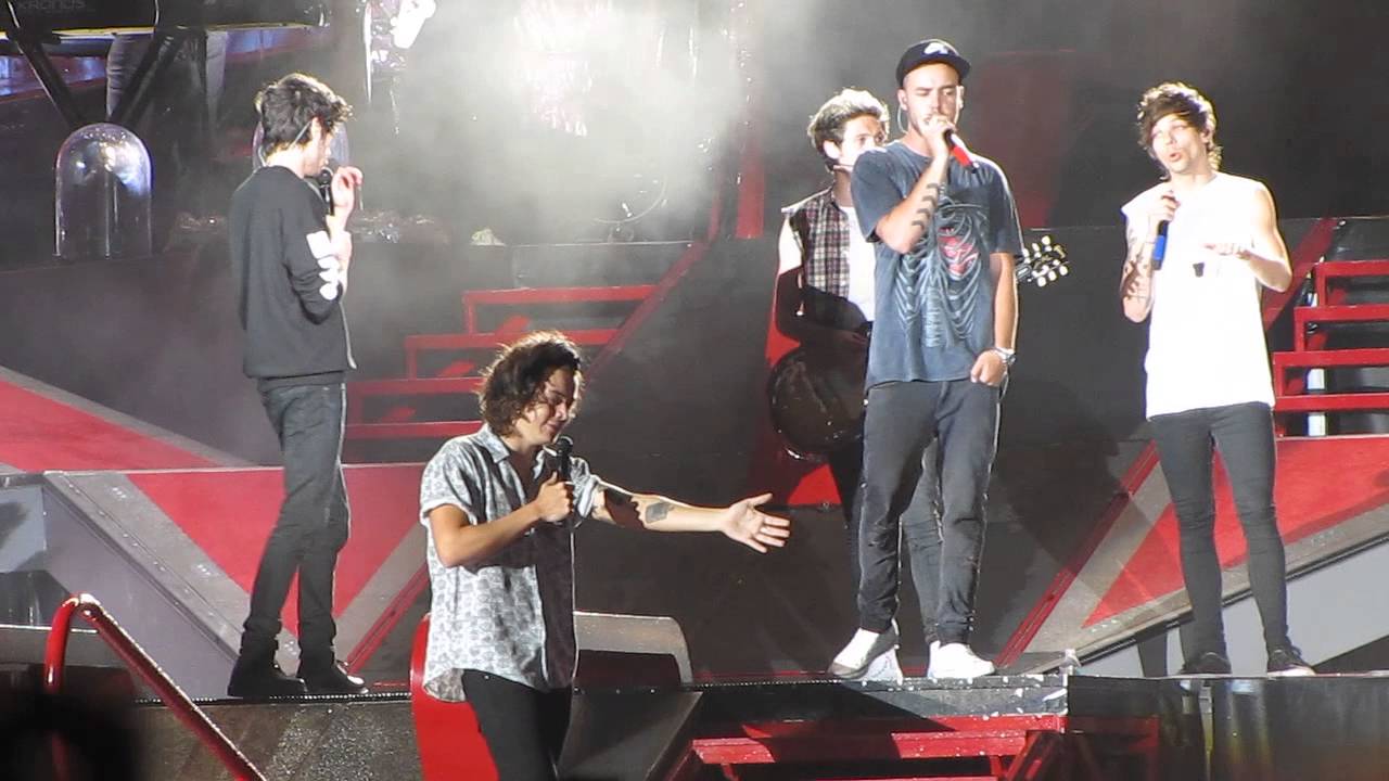 One Direction sings happy birthday to sisters in Philly (8/14/14) - YouTube