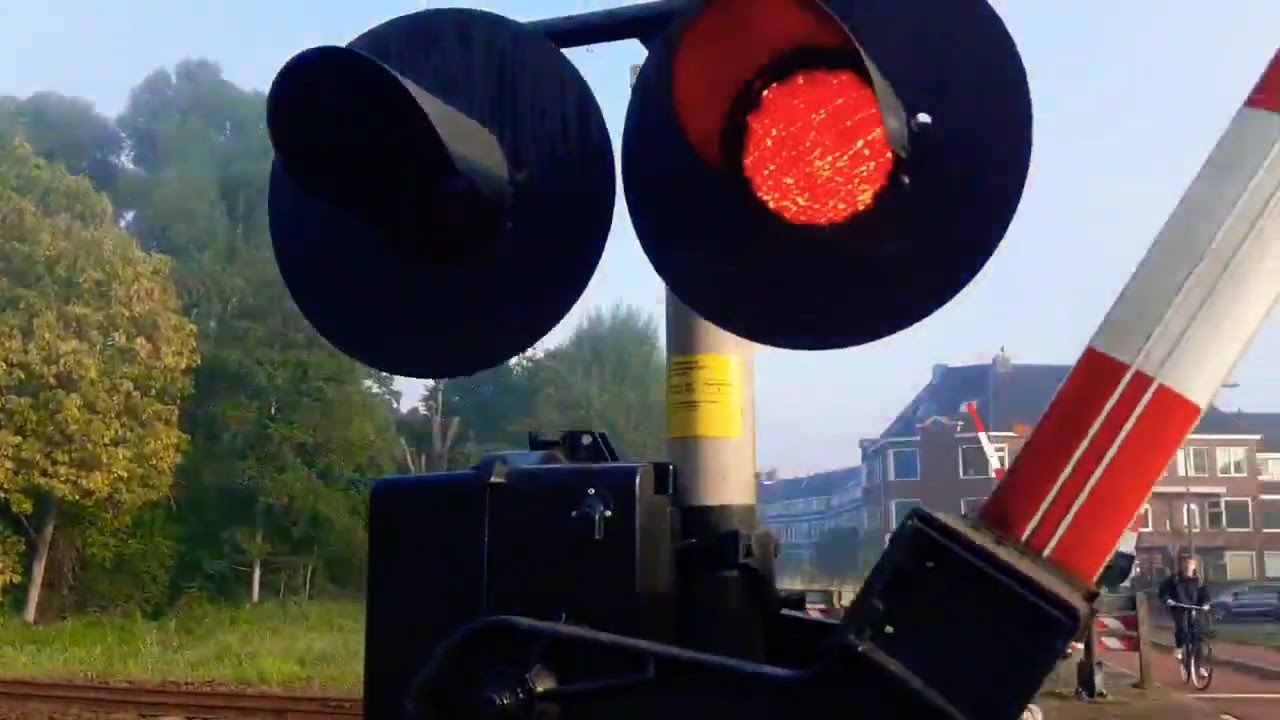 DBC passeert peizerweg!//dutch freight train passes - YouTube