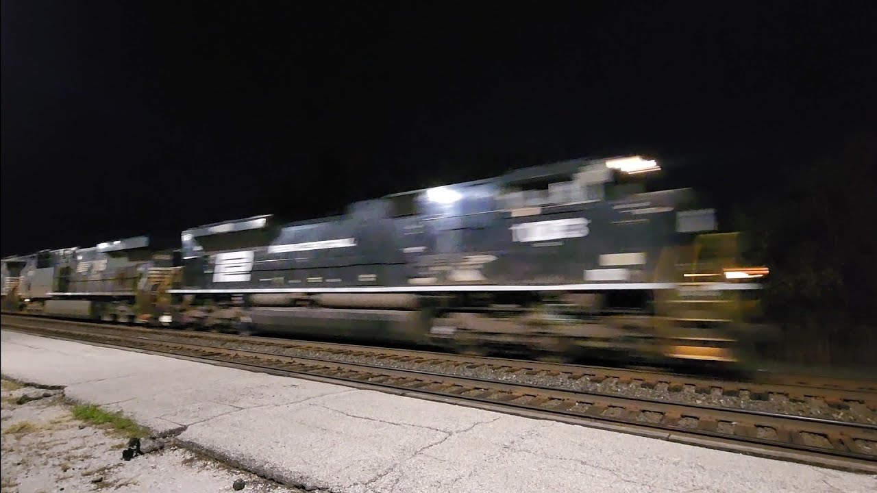 NS Train 25G ***NS 1073 PC HU*** NS 8021 NS 8058 Waterloo, Indiana ...