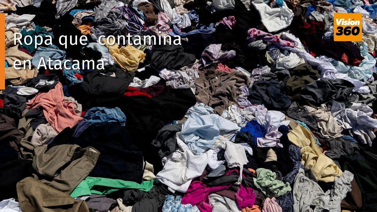Una montaña de ropa en el desierto de Atacama - YouTube