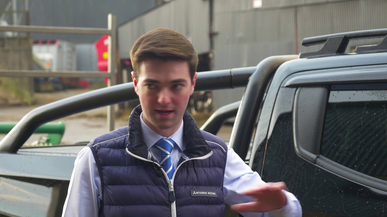 GRASSMEN - A closer look around Donkeys new pickup... - YouTube