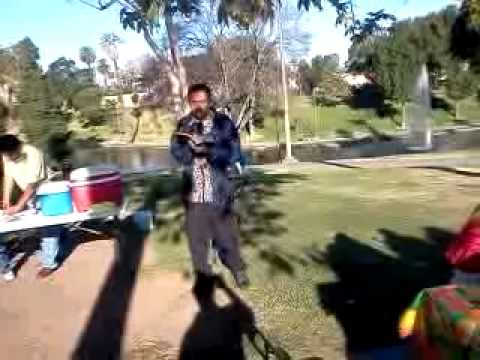 Predicando en el parque - YouTube
