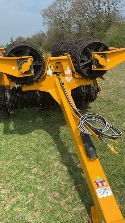 McConnel Consolidator 6m Rolls 6400-55 - YouTube