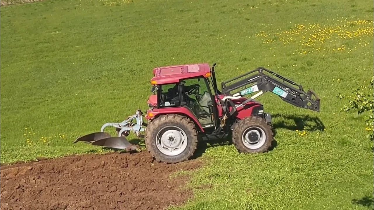 Case Jx90u ja Fiskars kyntöaura. Perunamaan kyntäminen - YouTube
