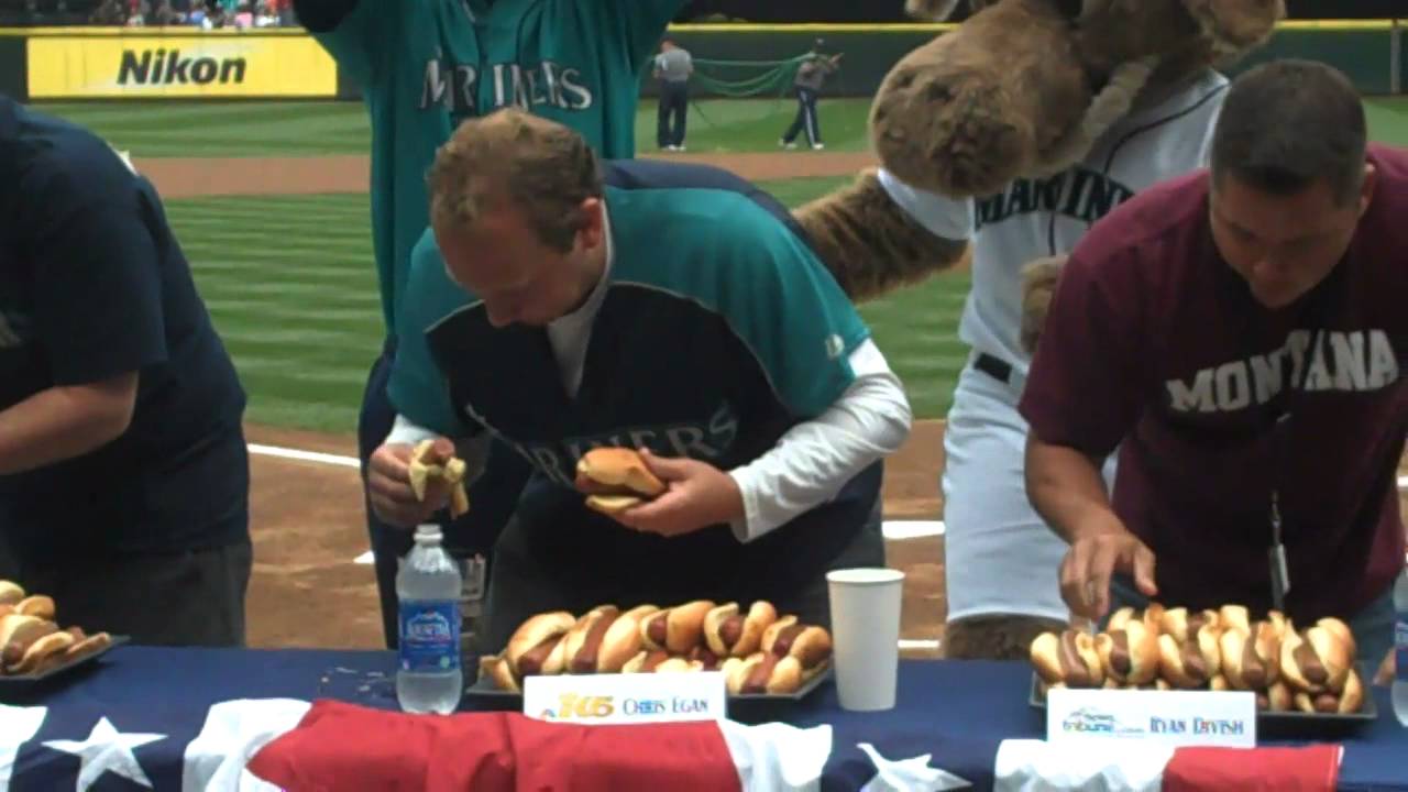 Mariners media hot dog-eating contest - YouTube
