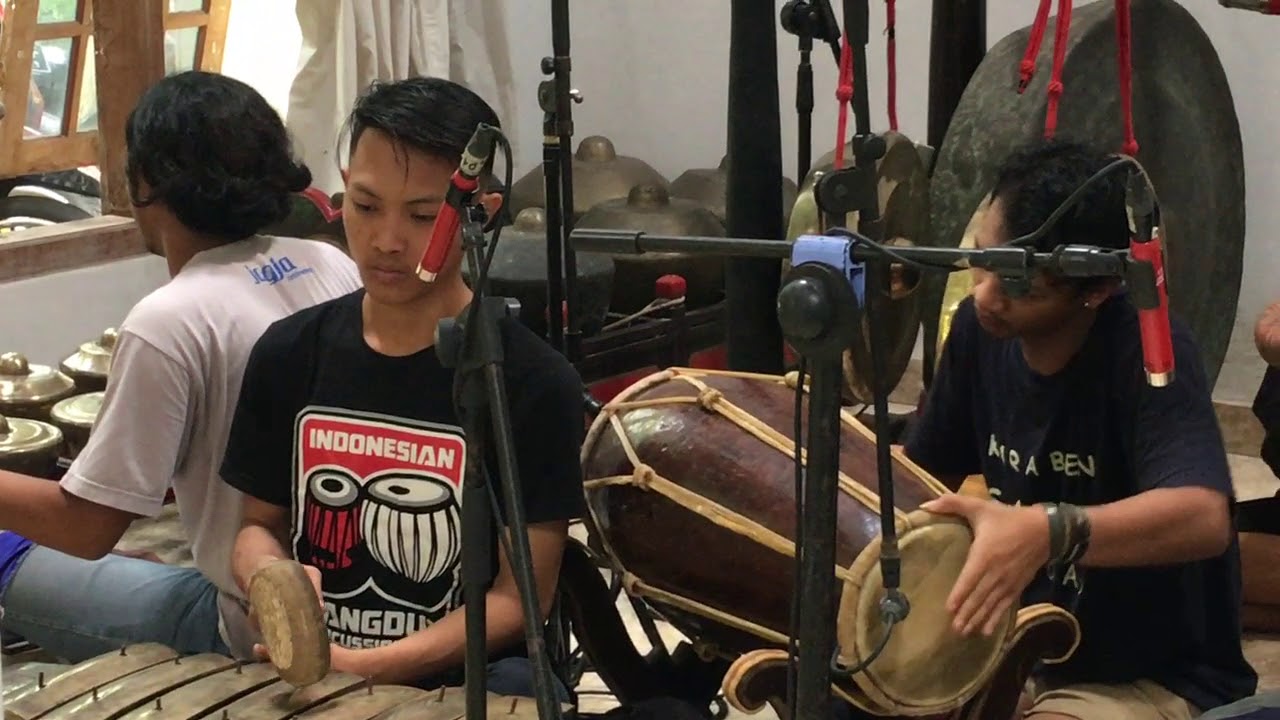 Gamelan Recording Javanese Slendro - YouTube