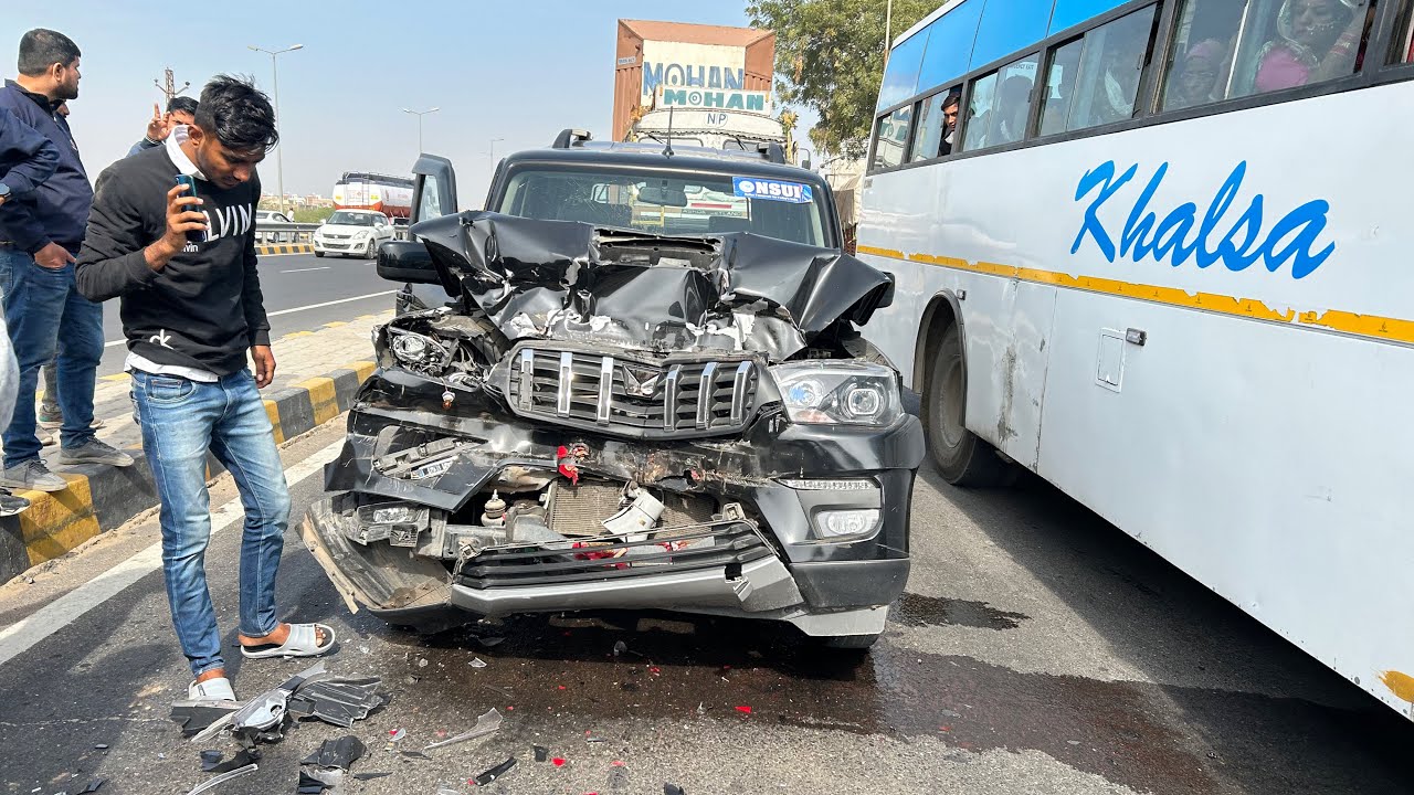 Mahindra Scorpio Classic S11 and Truck Accident क्या हाल हों गया गाड़ी ...