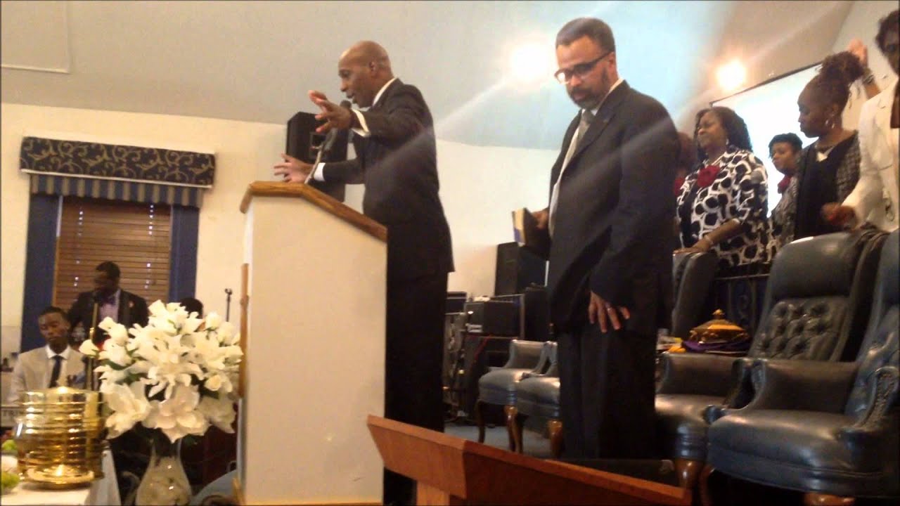 PASTOR GL DICKSON SINGS 'THE LORD WILL MAKE A WAY' - YouTube