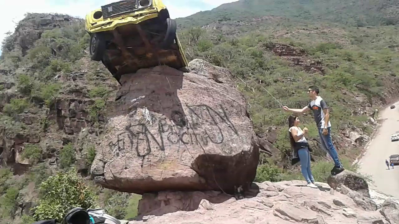 Carro colgado en una roca Via Zapatoca - YouTube