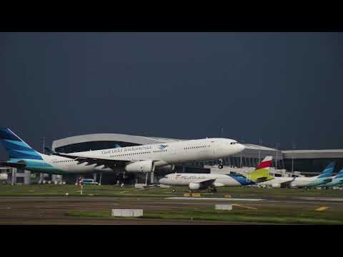 PESAWAT GARUDA GEDE MULUS TAKE OFF MEMBELAH LANGIT DI RUNWAY BANDARA SOEKARNO HATTA