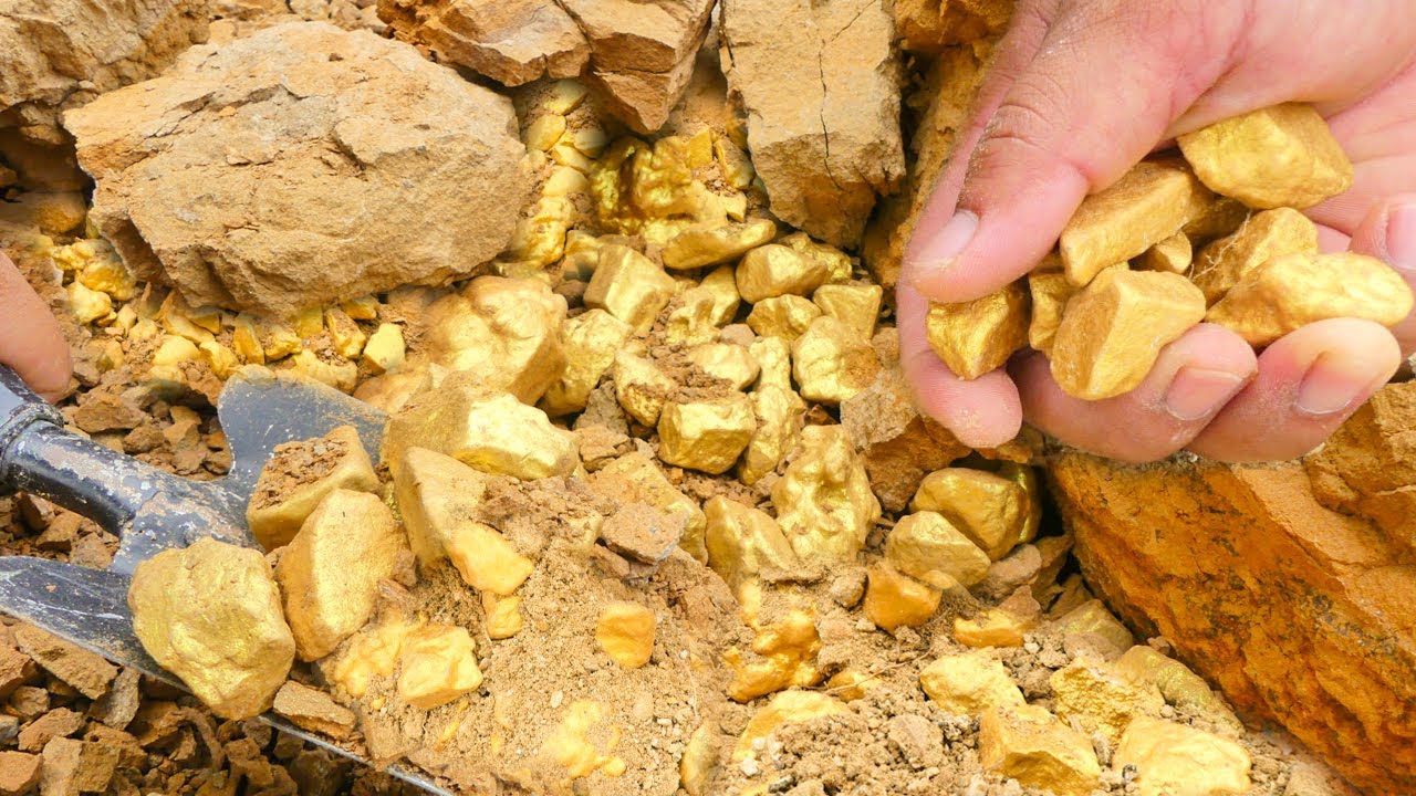 wow Lucky Day! Finding gold at the mountain- Found a lot of gold mining ...