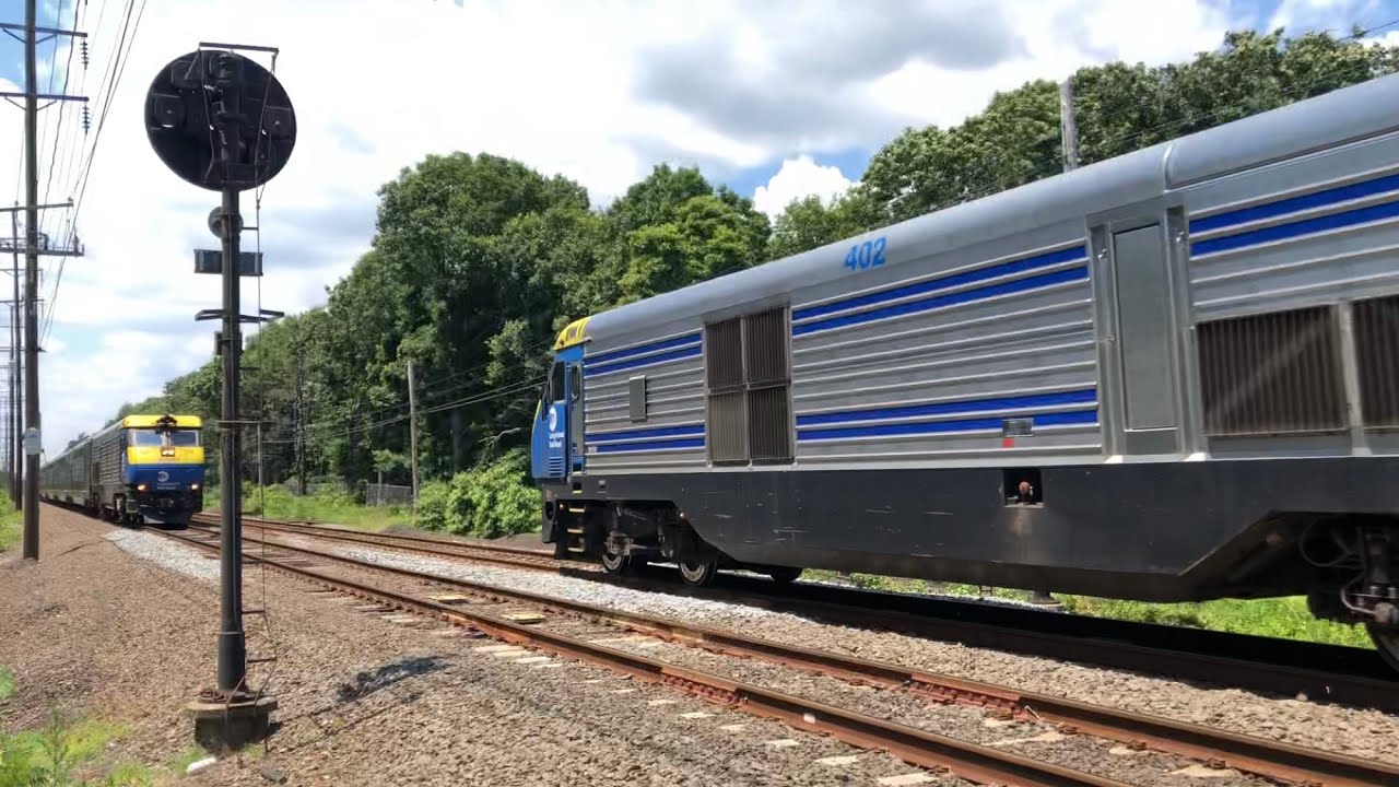[LIRR] DE30AC vs. DM30AC Horn Duel! - YouTube