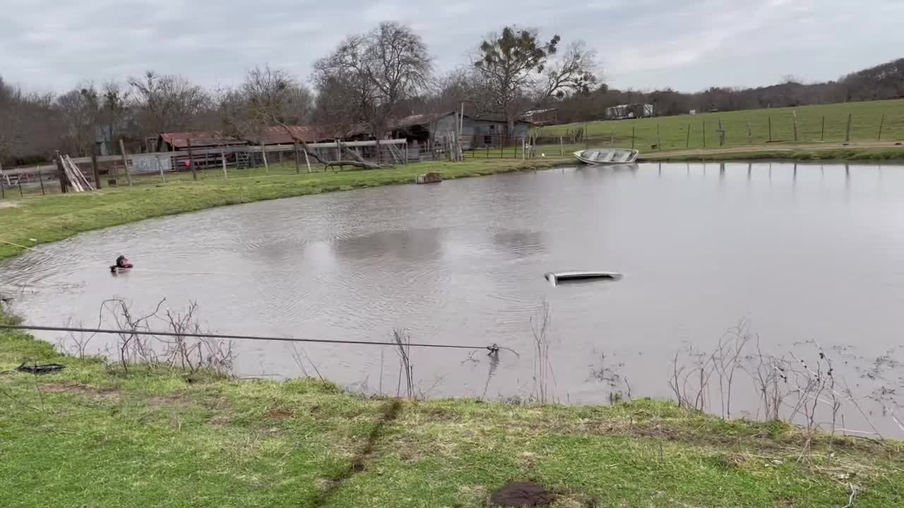 Car in lake in Chilton - YouTube